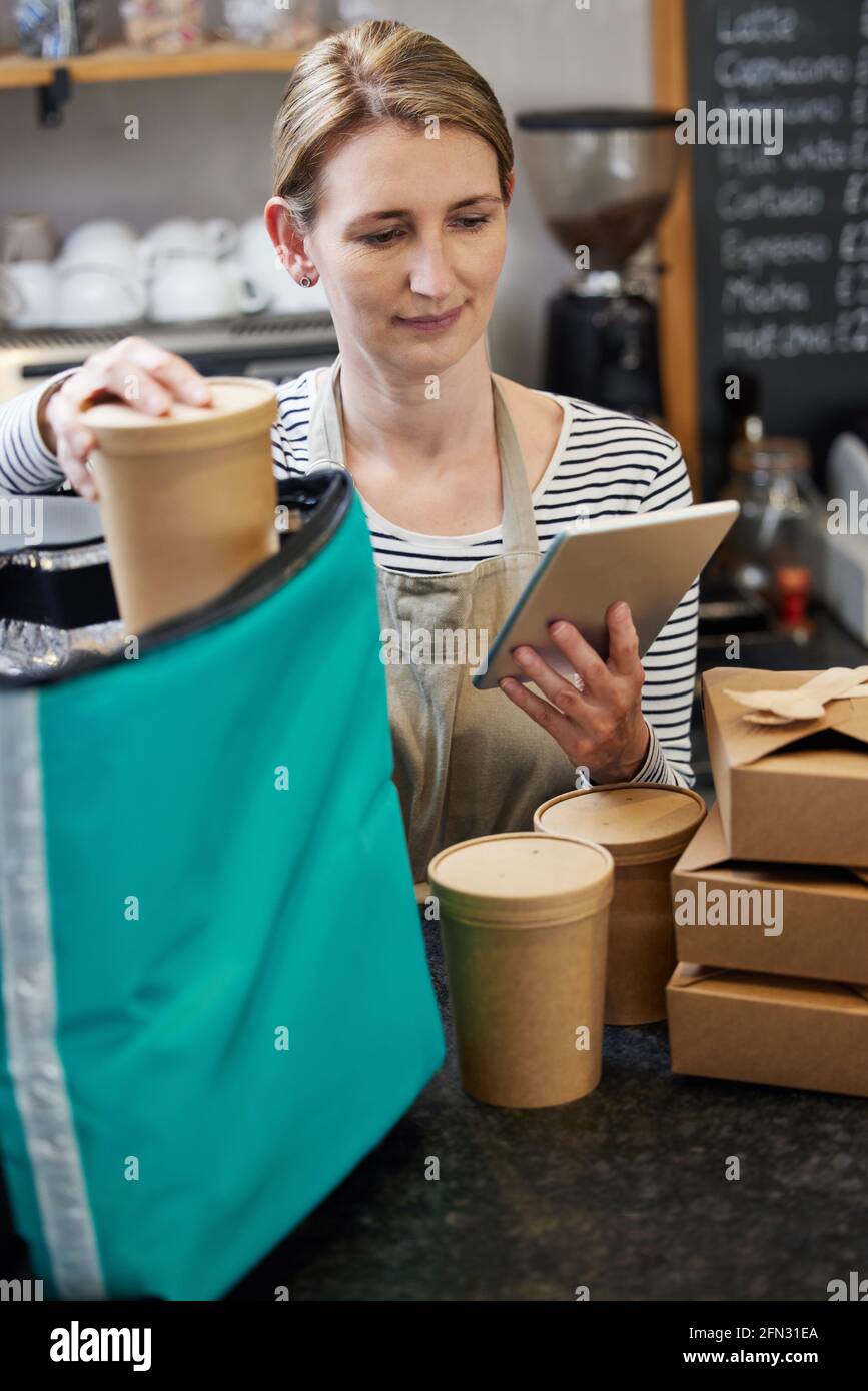 Delivery meal hi-res stock photography and images - Alamy