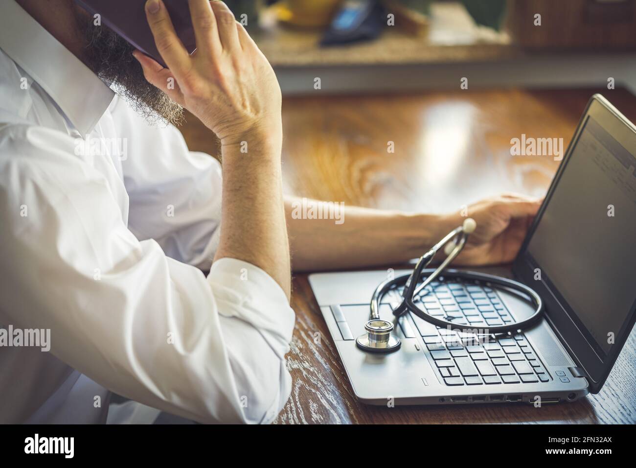 Telemedicine, doctor giving remote advice and diagnose Stock Photo - Alamy