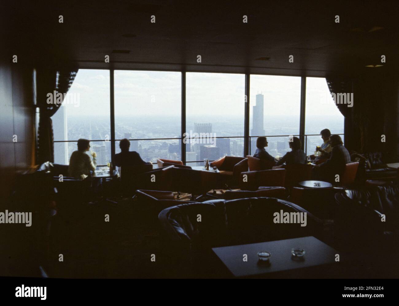 Downtown chicago 1970s hi-res stock photography and images - Alamy