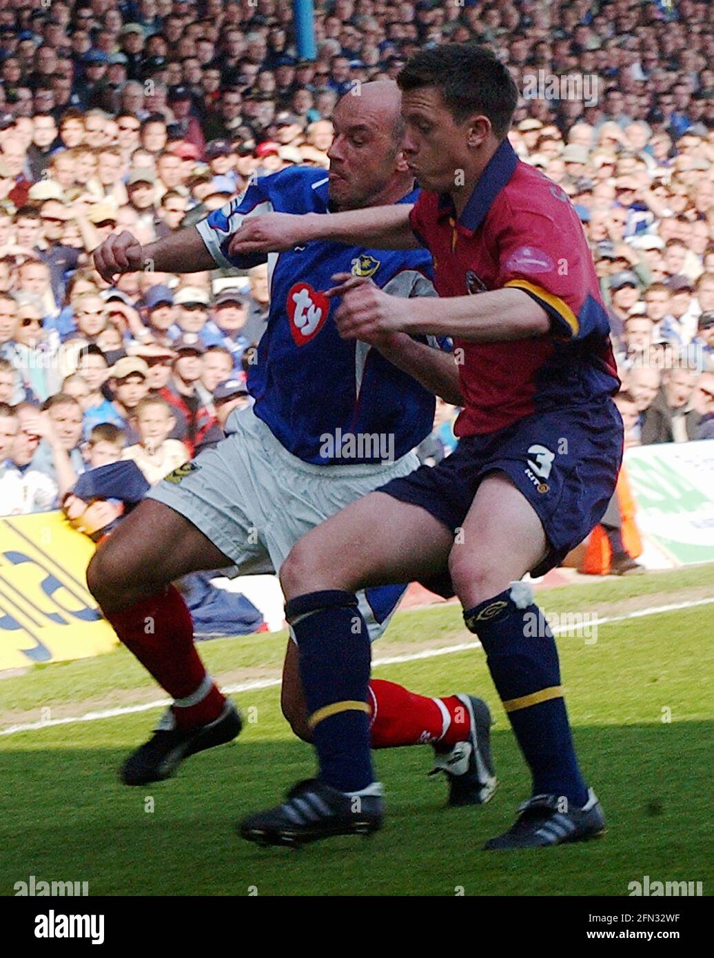 PORTSMOUTH V READING. STEVE STONE BATTLES WITH NICKY SHOREY PIC MIKE ...