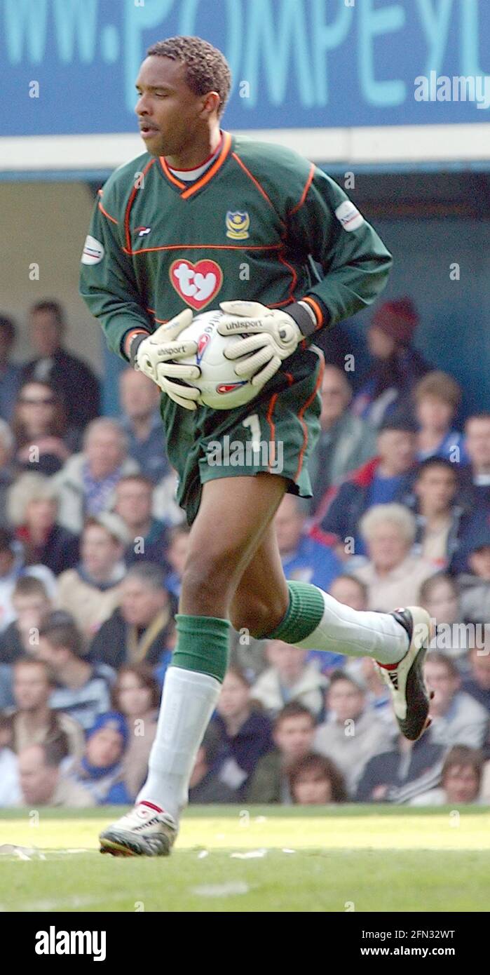 Shaka hislop reading hi-res stock photography and images - Alamy