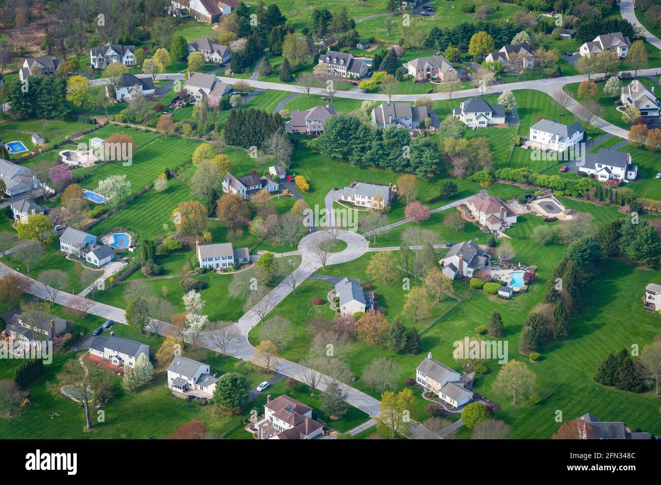Suburban houses usa street view hi-res stock photography and images - Alamy