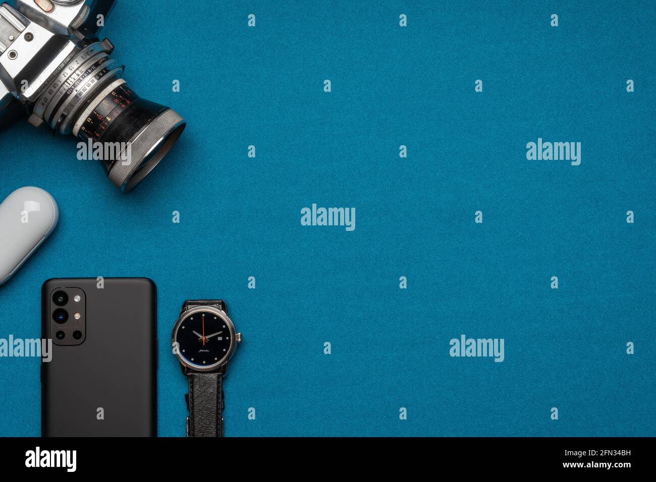 Mobile camera telephoto hi-res stock photography and images - Alamy