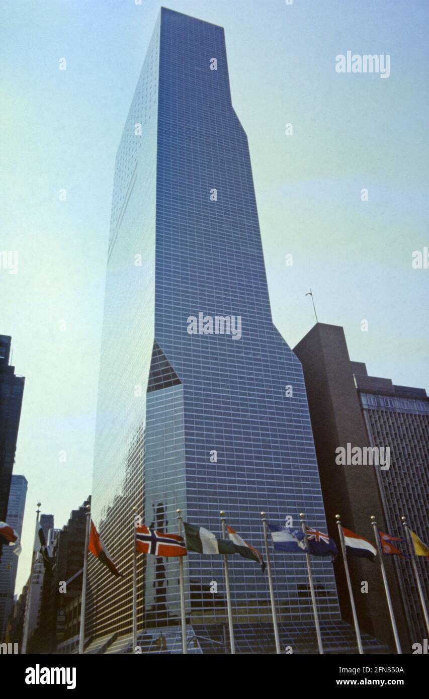 1970's new york building hi-res stock photography and images - Alamy