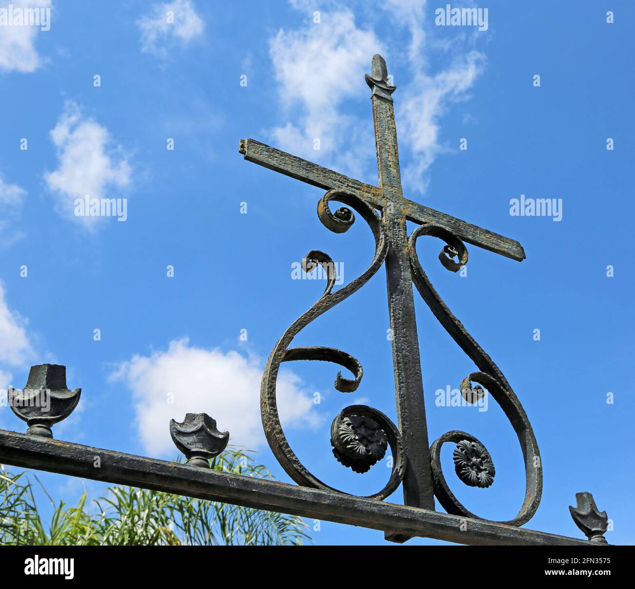 Rusty metal cross hi-res stock photography and images - Alamy