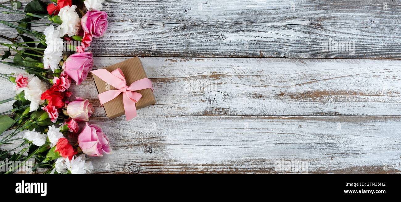 Real flower border hi-res stock photography and images - Alamy