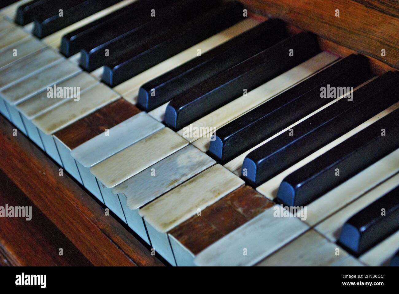 Old worn out piano close up of missing keys Stock Photo - Alamy