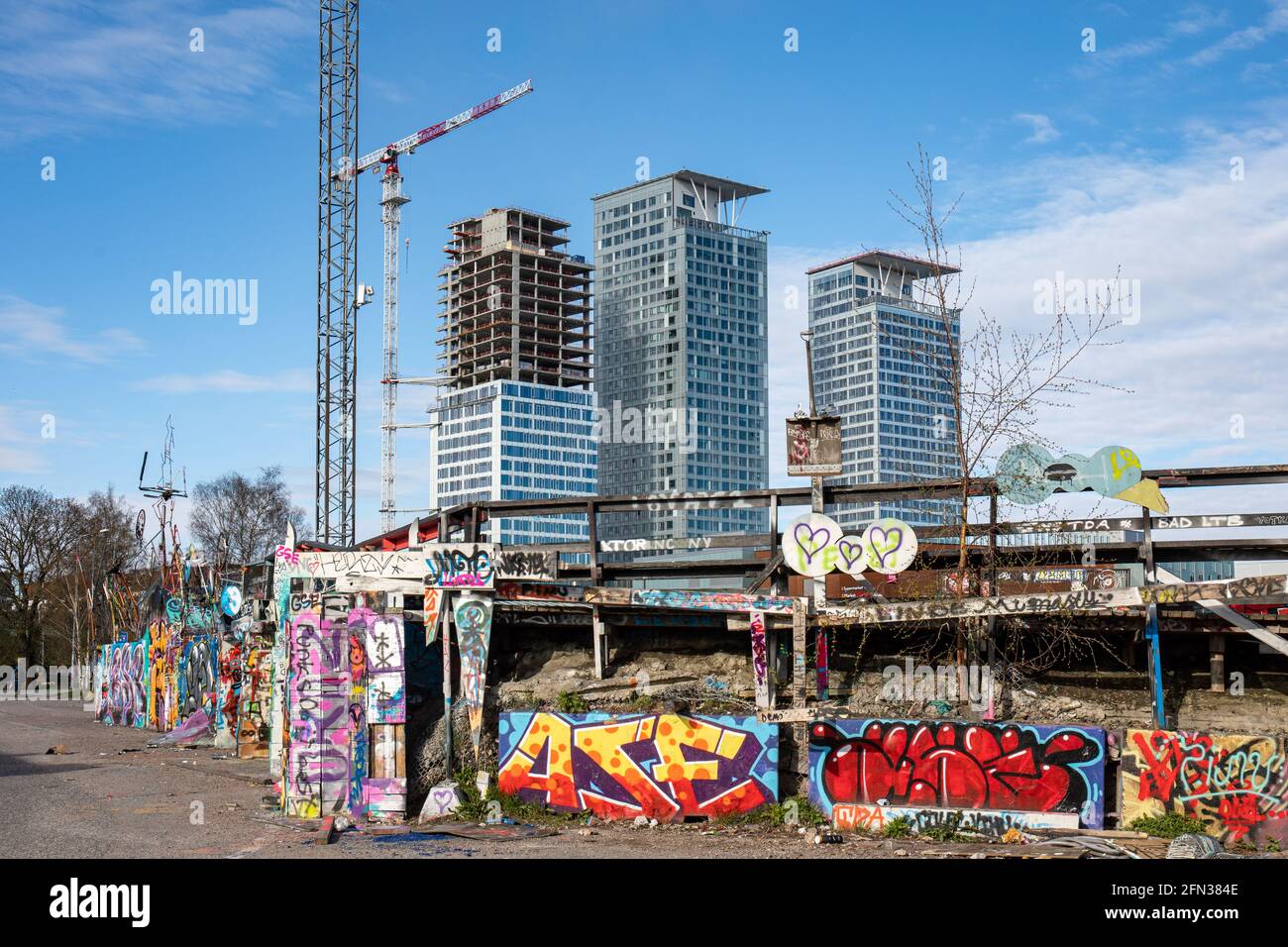 Buildings with graffiti hi-res stock photography and images - Alamy