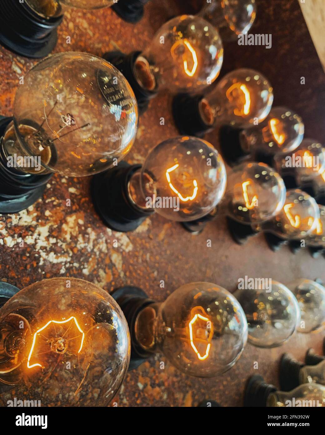 Burned out lightbulb hi-res stock photography and images - Alamy