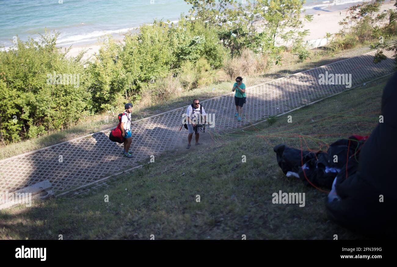 Tandem paraglider pilot prepares to take off Stock Photo - Alamy