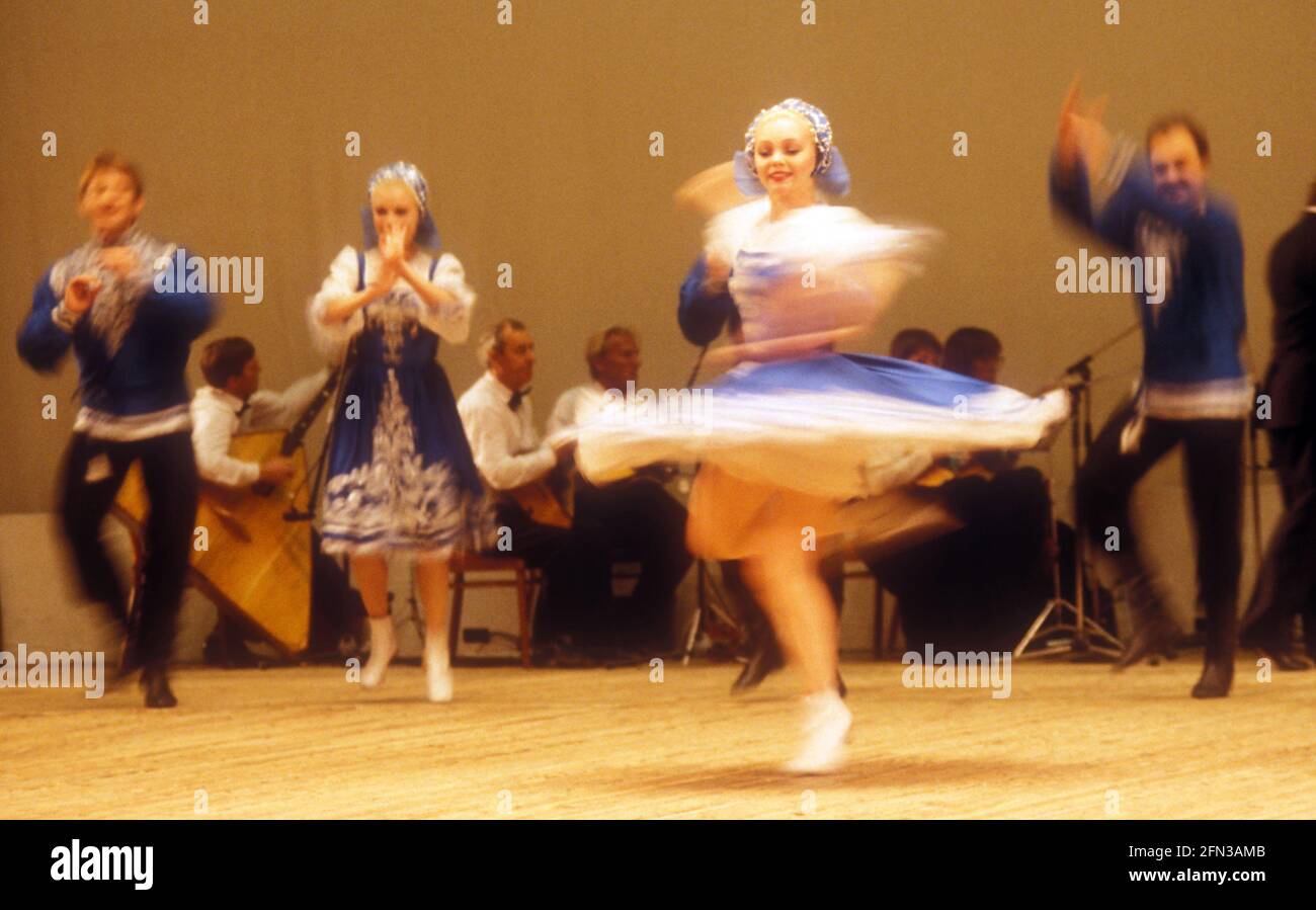 RUSSIAN DANCER, MOSCOW, 1994 PIC MIKE WALKER Stock Photo - Alamy