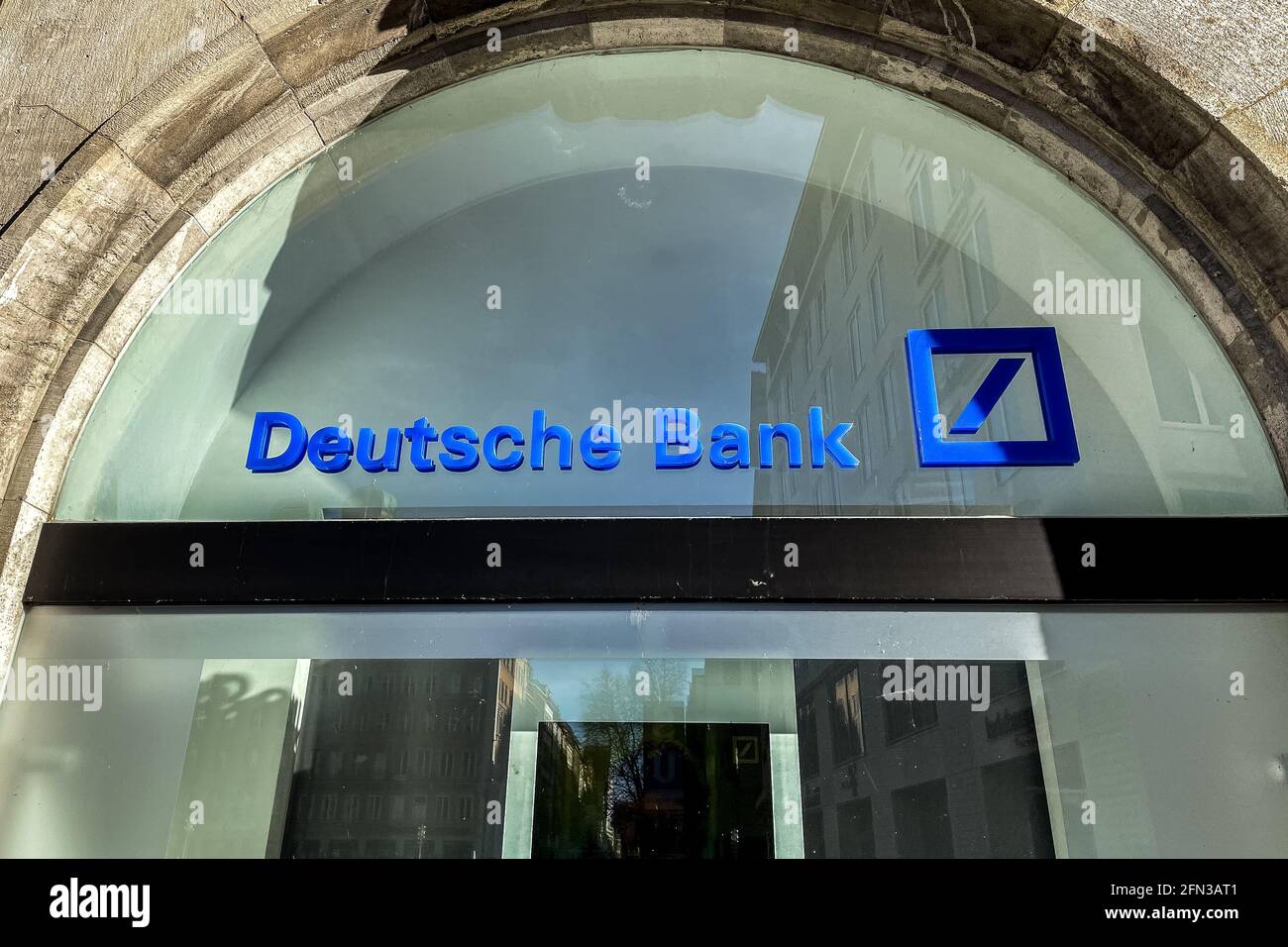 Deutsche bank logo hi-res stock photography and images - Alamy
