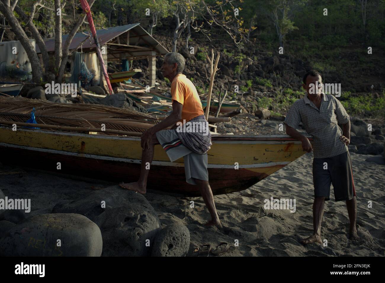 Fishermen on the beach of "Lamalera B" in Lamalera village, Lembata ...