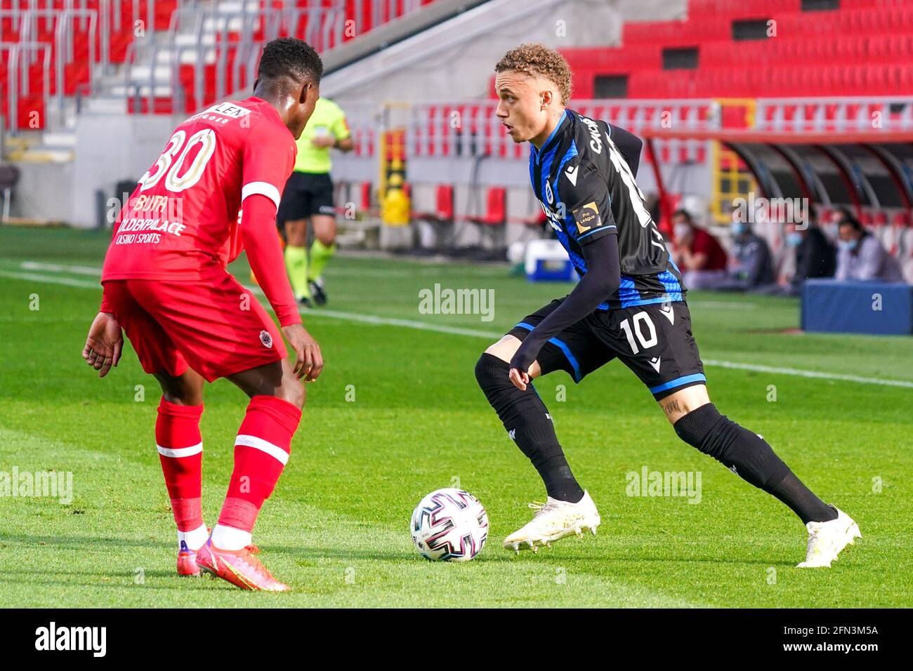 ANTWERP, BELGIUM - MAY 13: Aurelio Buta of Royal Antwerp battles for ...