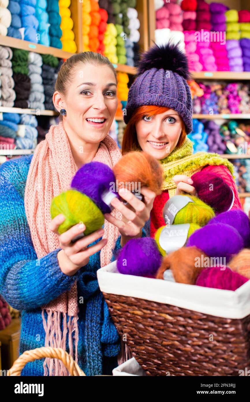 Women in yarn store hi-res stock photography and images - Alamy