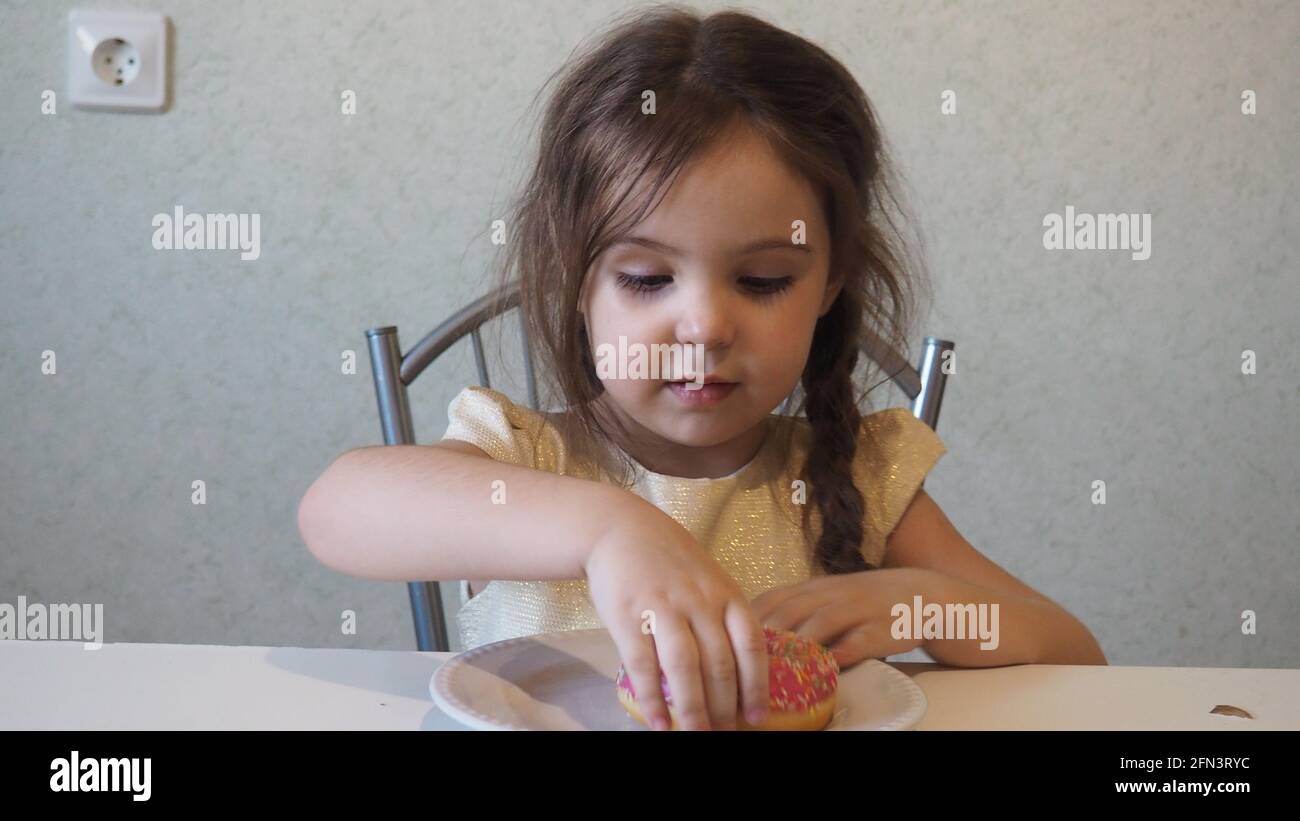 Obese child eating junk hi-res stock photography and images - Alamy