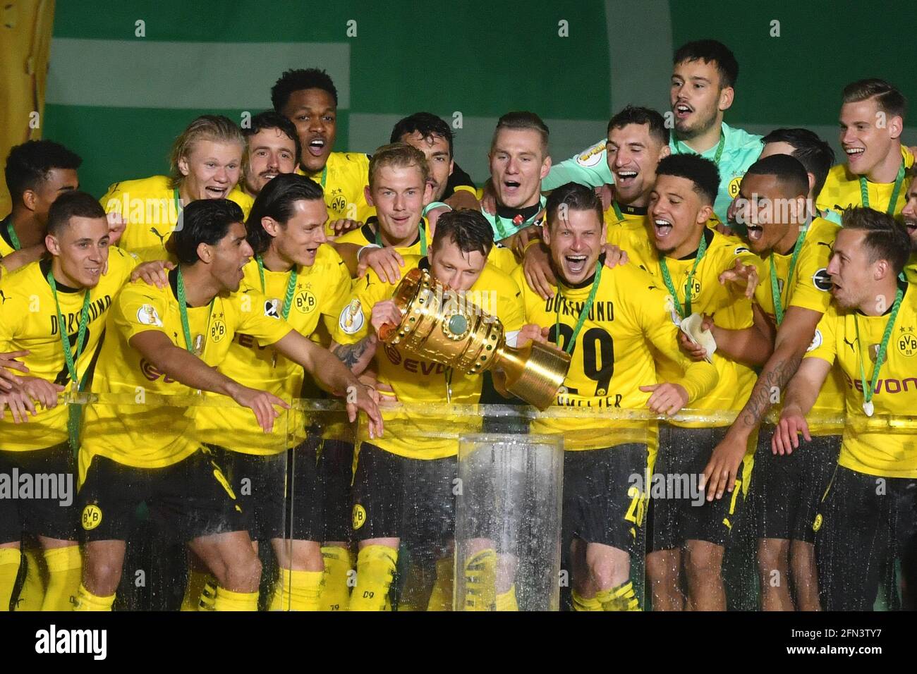 Marco reus dfb pokal trophy hi-res stock photography and images - Alamy