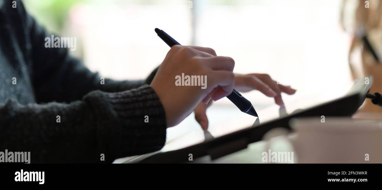 Side view graphic designer woman hi-res stock photography and images ...