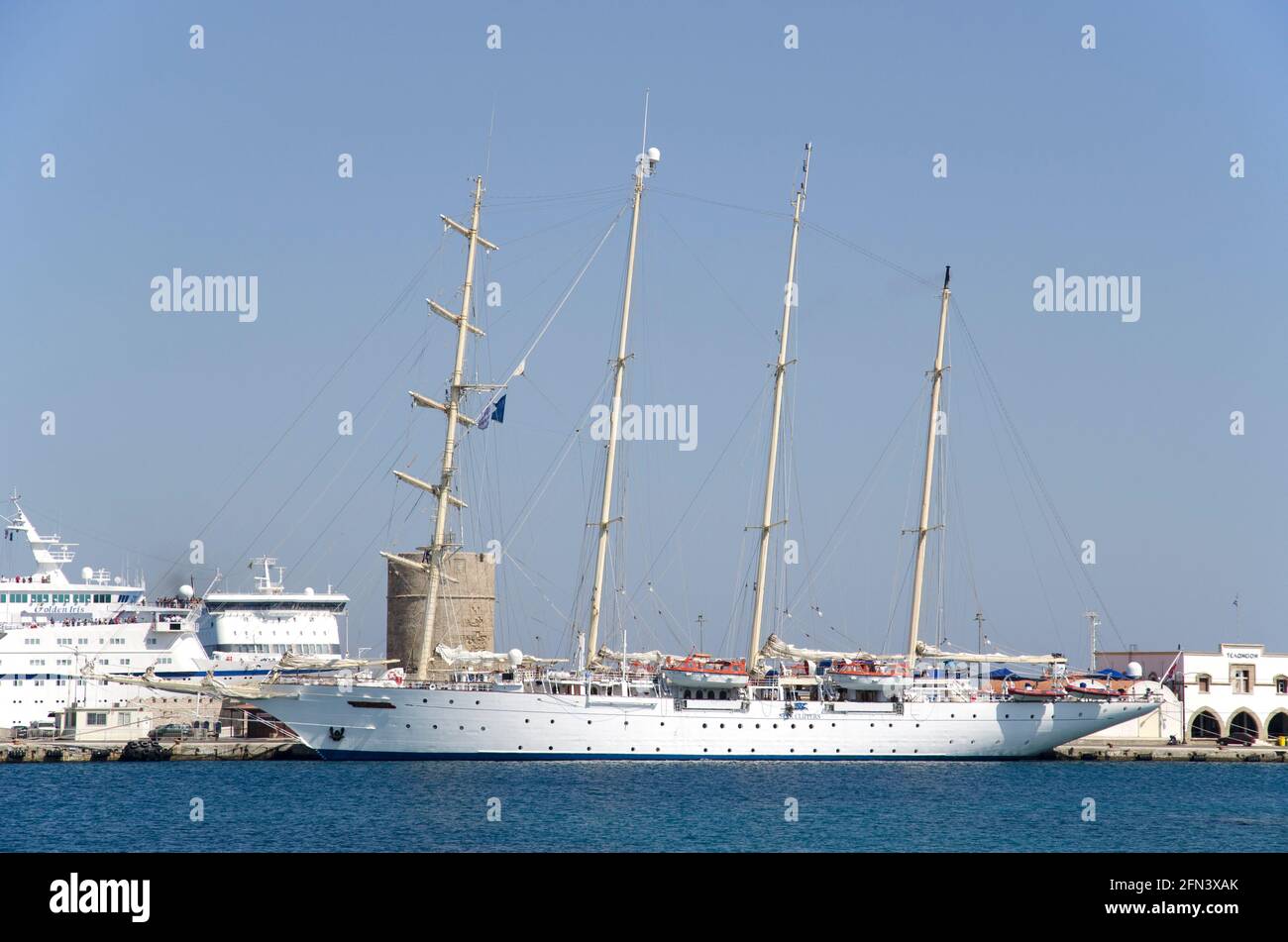 Three masted sailing ship hi-res stock photography and images - Alamy
