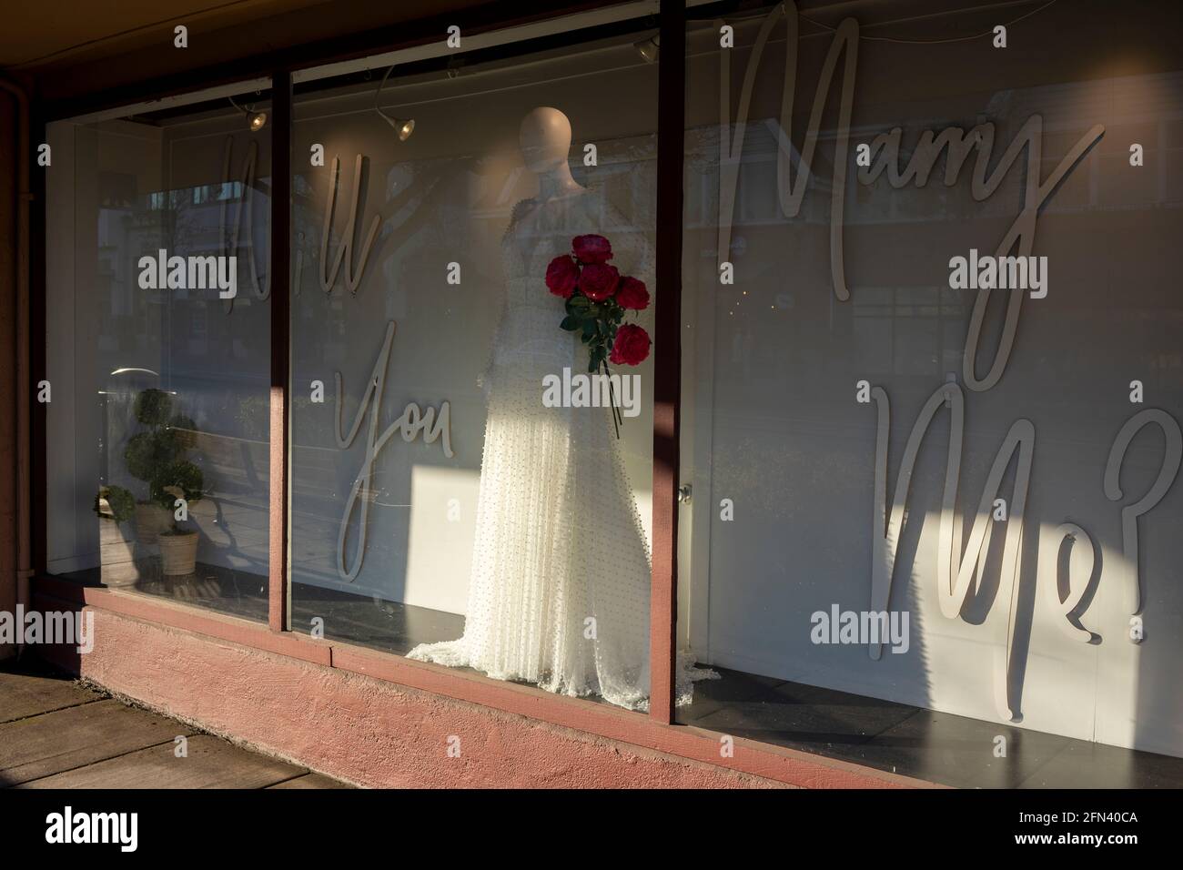Bridal store window display hi-res stock photography and images - Alamy