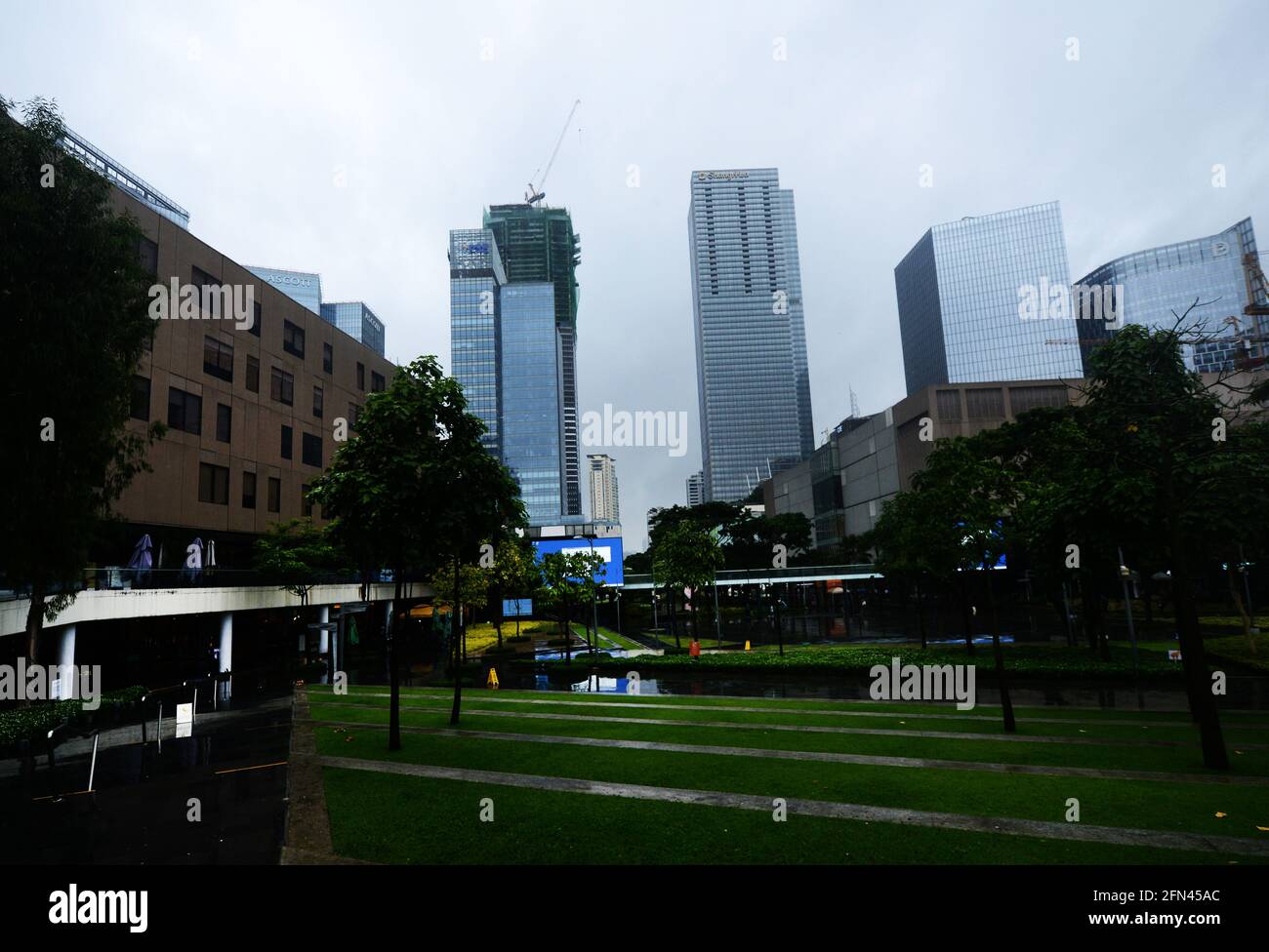 BGC park on High Street with modern buildings around it. Bonifacio ...
