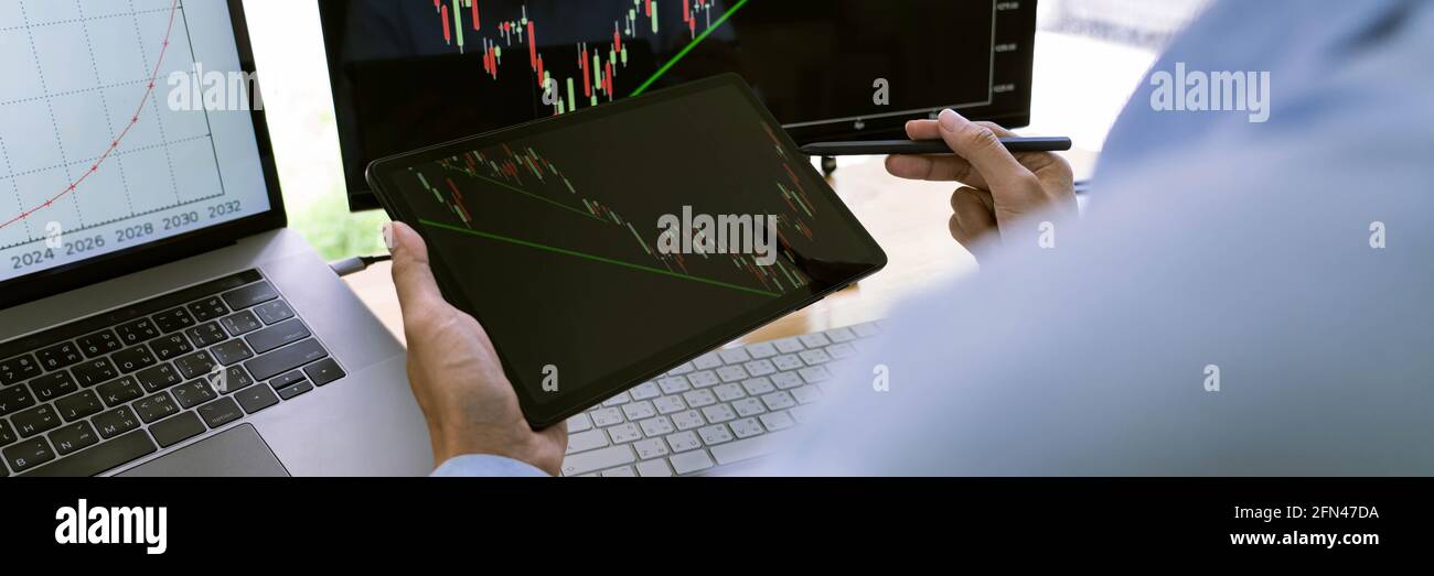 Stock market graphs on screens hi-res stock photography and images - Alamy