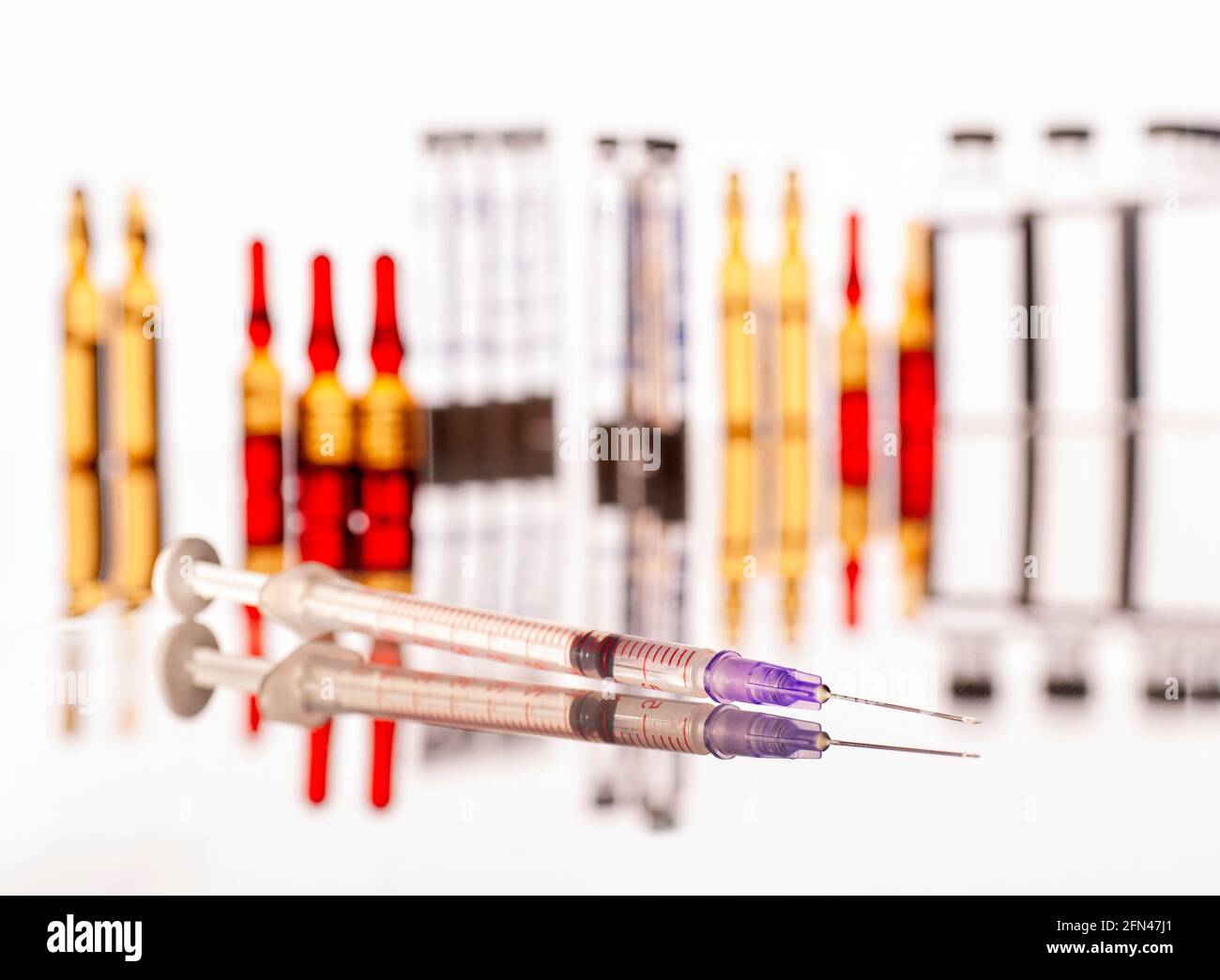 Vials and syringe hi-res stock photography and images - Alamy