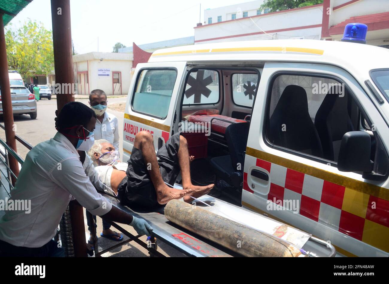 Prayagraj, Uttar Pradesh, India. 14th May, 2021. Prayagraj: Family ...