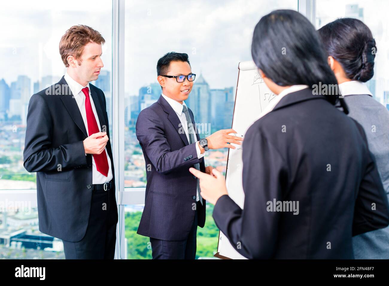 Asian businesspeople hi-res stock photography and images - Alamy
