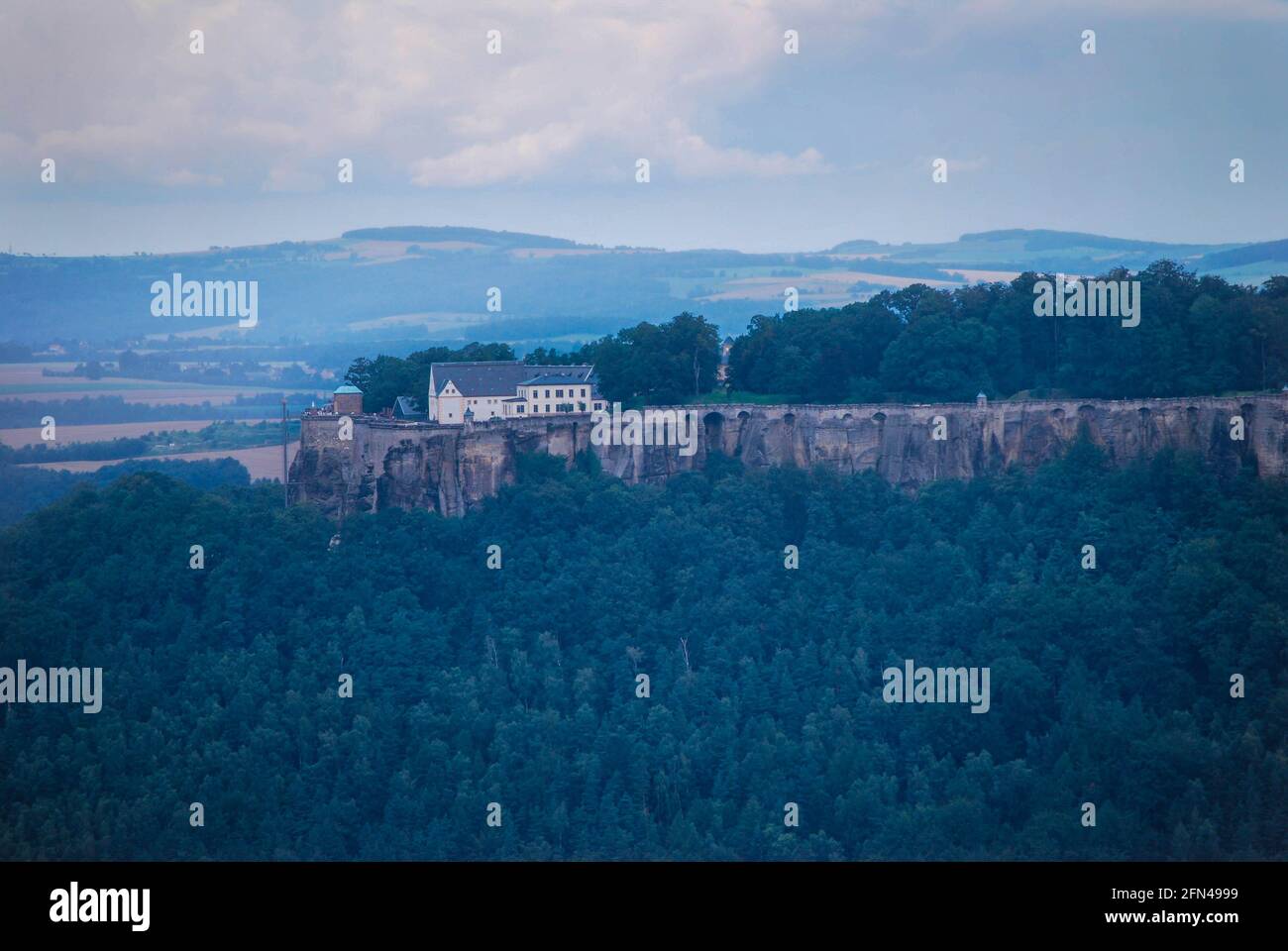 Palaces and castles hi-res stock photography and images - Alamy