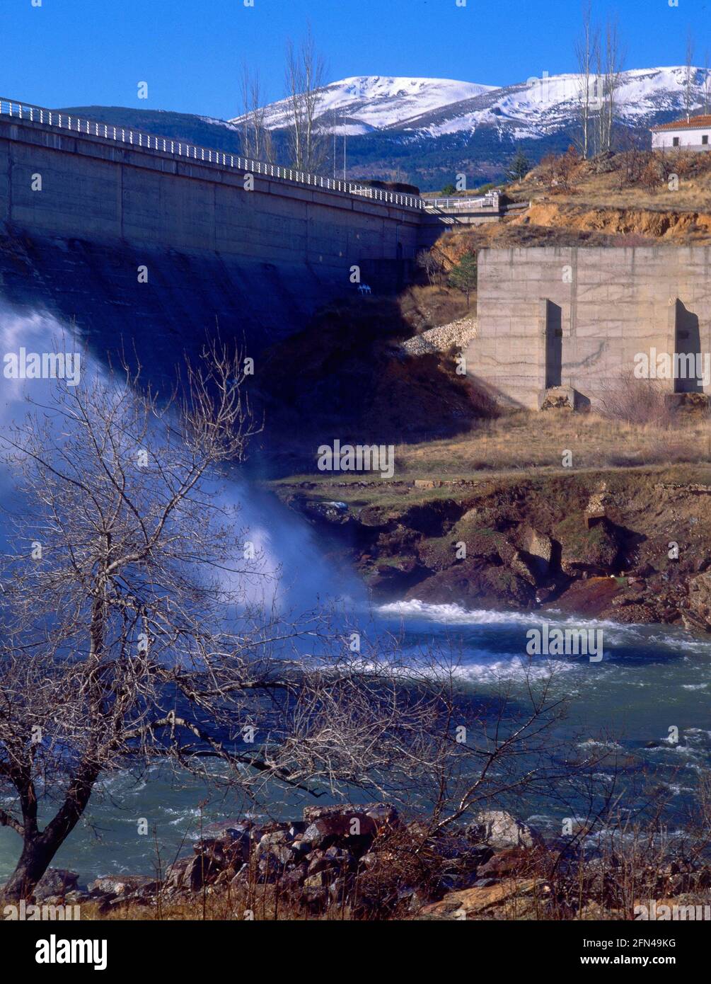 PRESA DEL EMBALSE DE PINILLA CON EL ALIVIADERO ABIERTO. Location ...