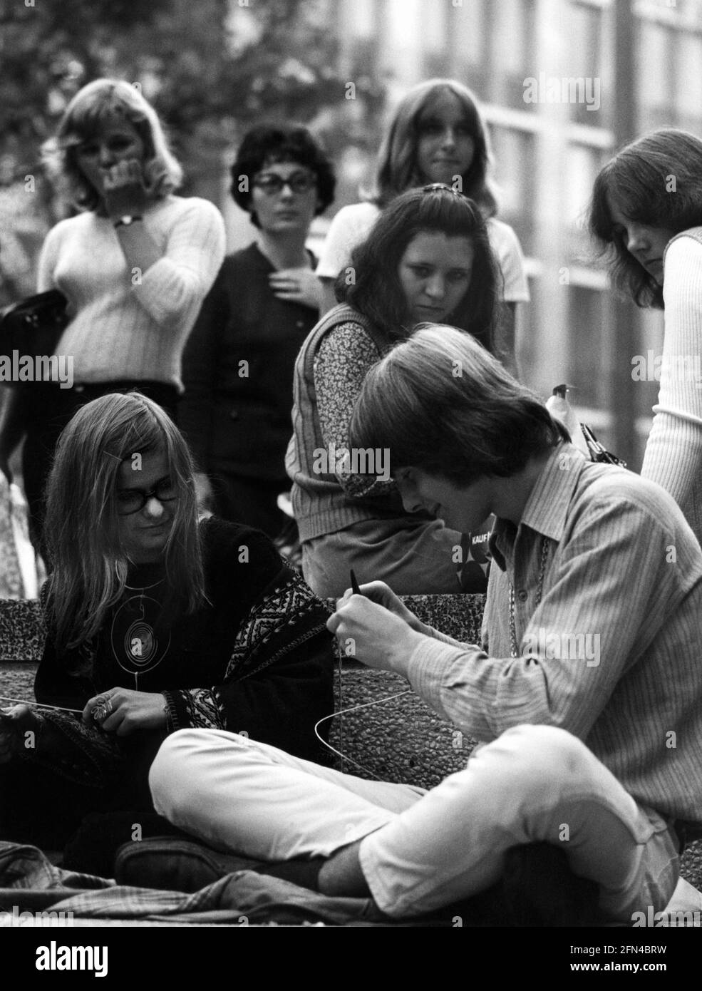 Group of people 1970s hi-res stock photography and images - Alamy
