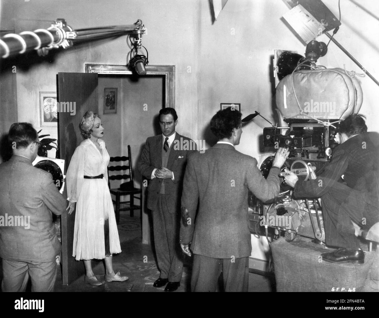 Marlene dietrich film hitchcock Black and White Stock Photos & Images ...