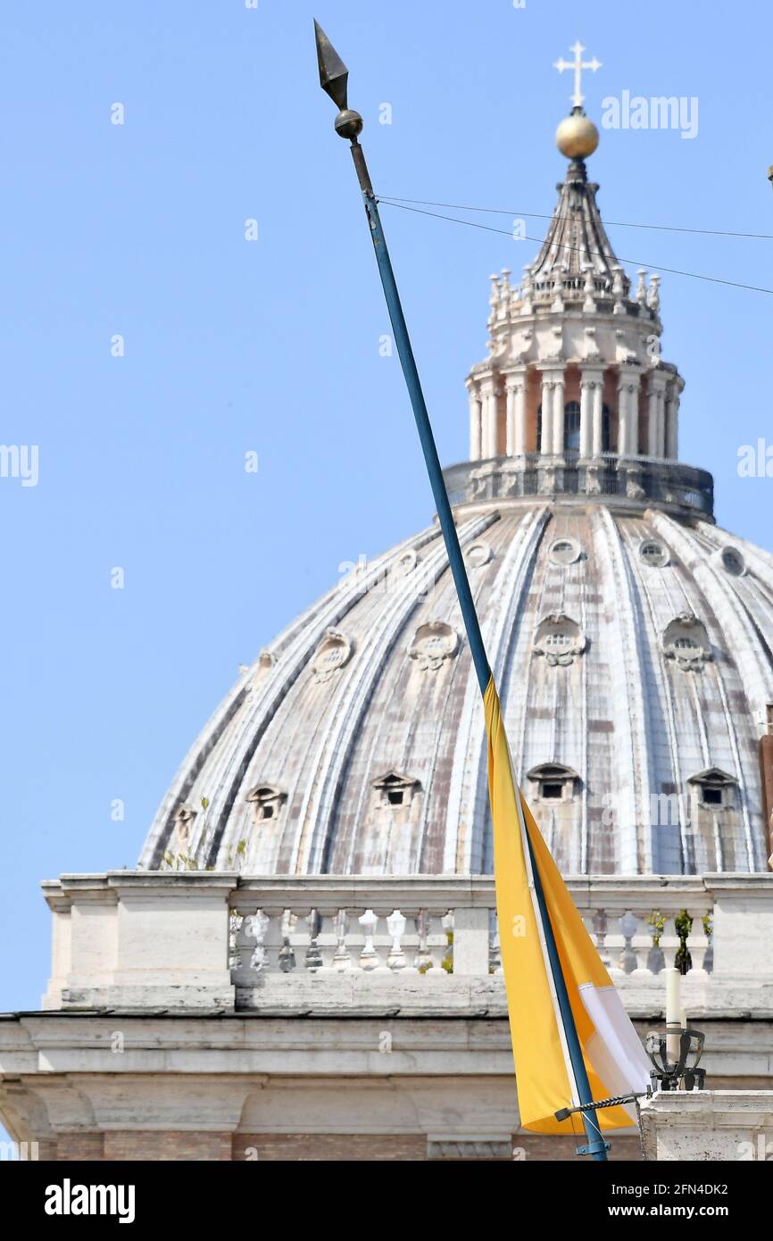 Italy, Lazio, Rome, Vatican, flag and St. Peter's dome Stock Photo - Alamy