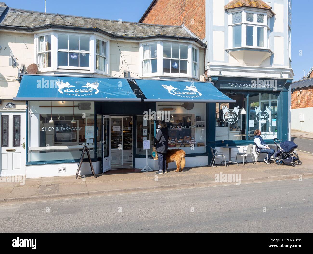 Two magpies suffolk hi-res stock photography and images - Alamy