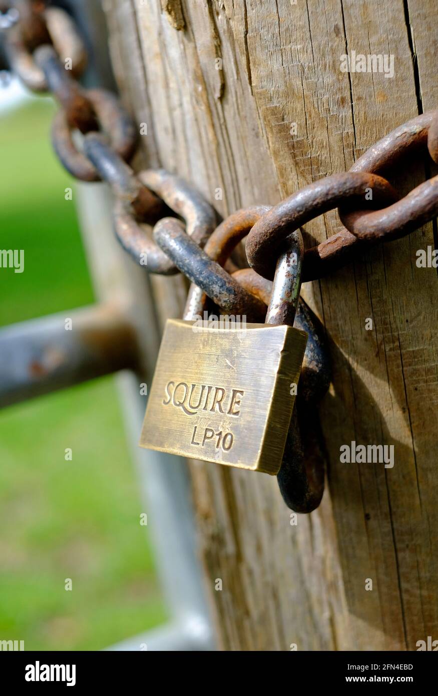 Padlock on gate hi-res stock photography and images - Alamy