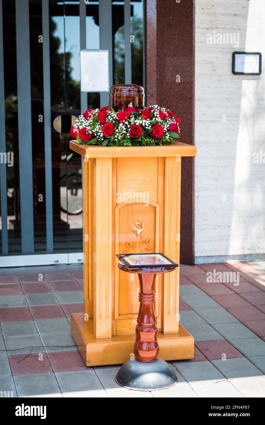 Funerary urn with ashes of dead and flowers at funeral. Burial urn ...