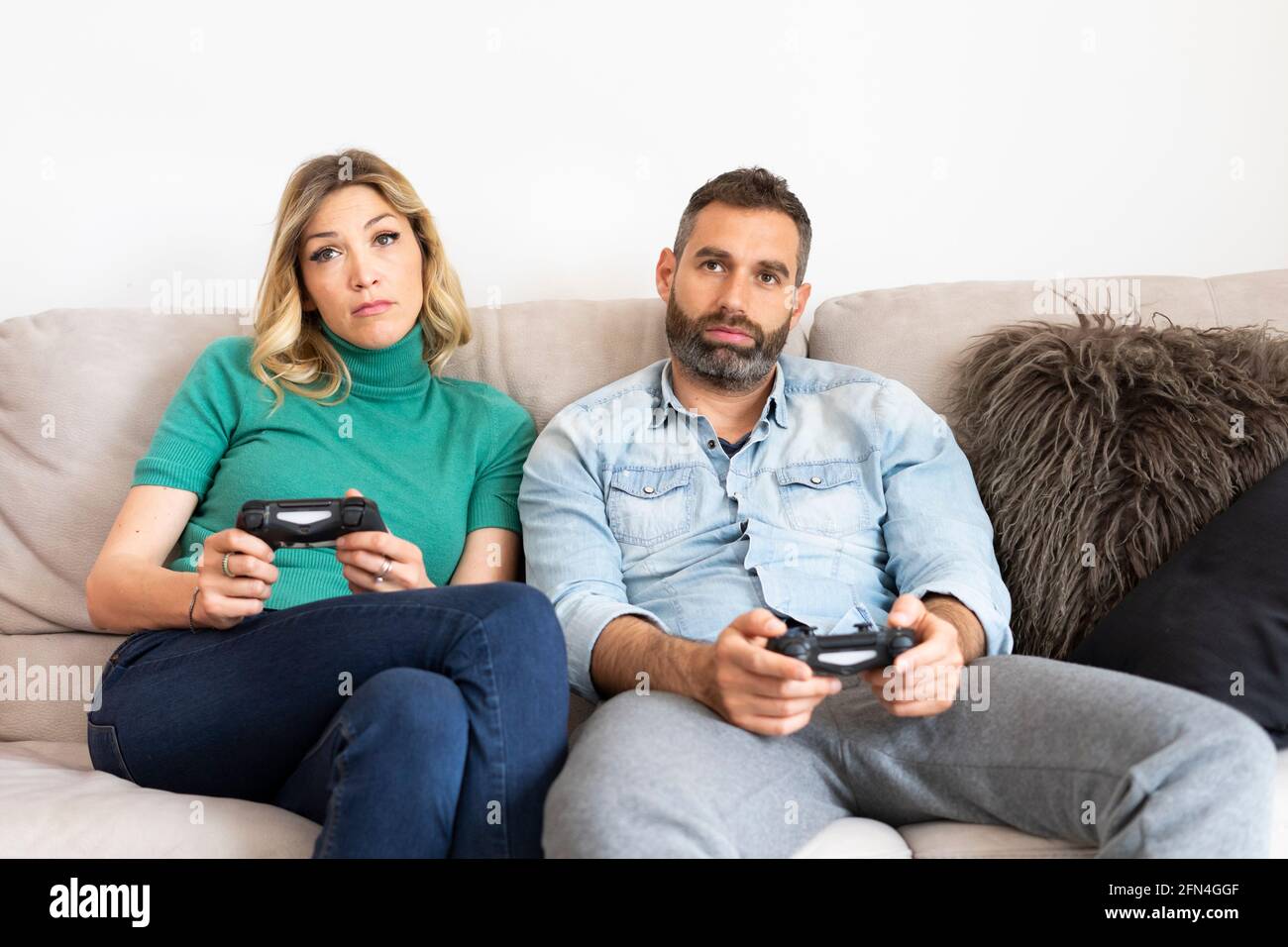 Married couple bored tv hi-res stock photography and images - Alamy
