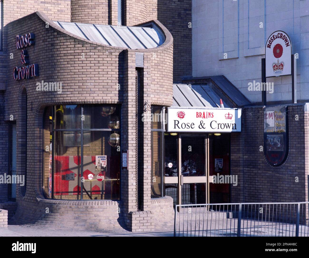 The Rose & Crown Pub, Kingsway, Cardiff Stock Photo - Alamy