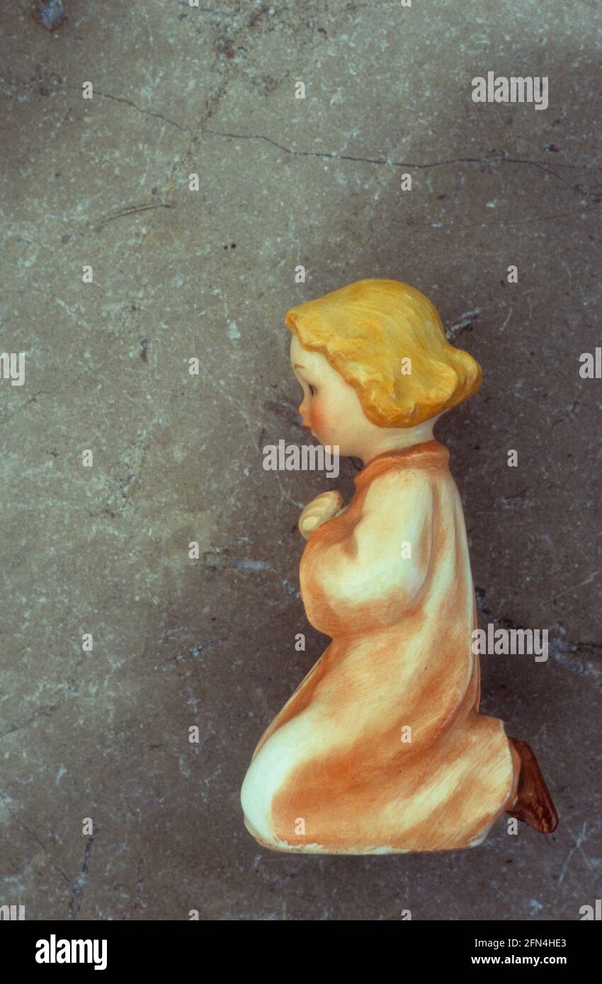 Kneeling profile hi-res stock photography and images - Alamy