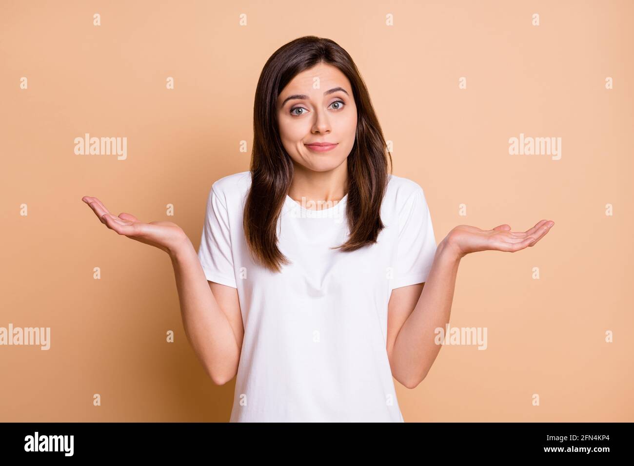 Photo portrait of clueless unsure female student shrugging shoulders ...