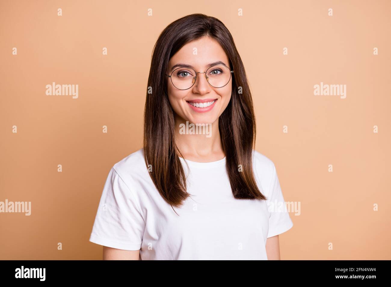 Photo portrait of clever female student in casual outfit wearing ...
