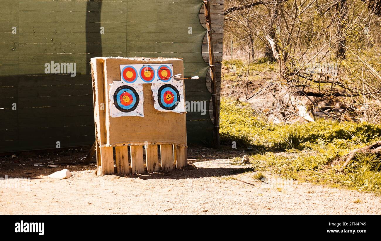 Arrow bullseye archery bullseye outside hi-res stock photography and ...