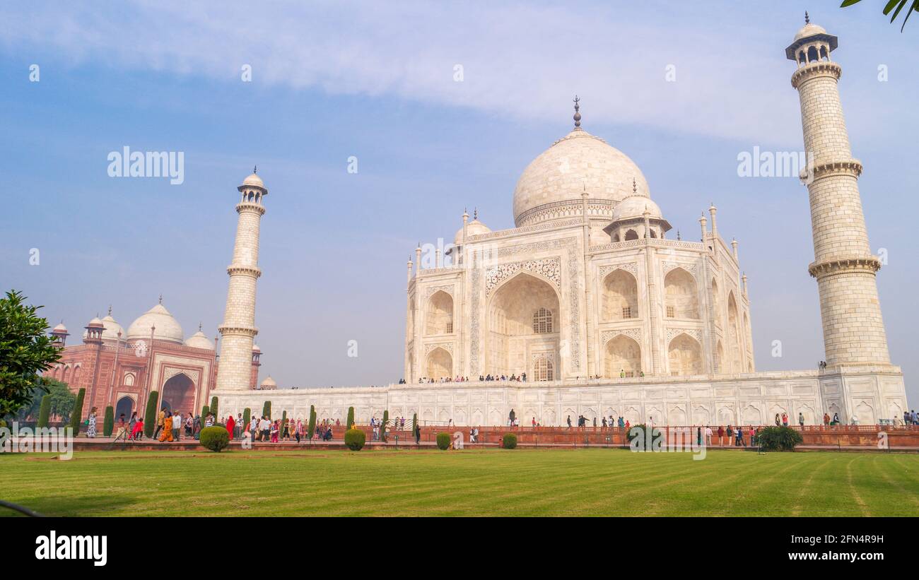 Taj Mahal ivory-white marble mausoleum on the south bank of Yamuna ...