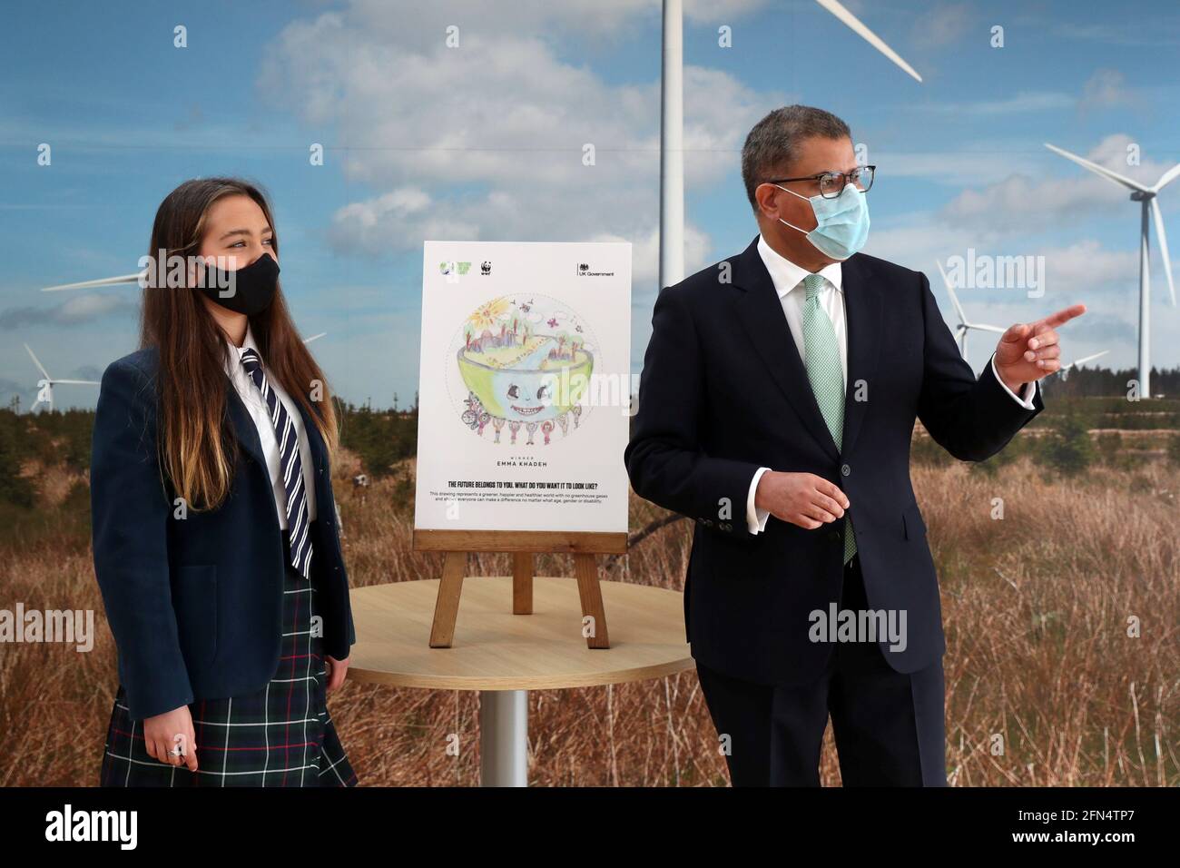 Cop26 President, Alok Sharma next to Emma Khadeh, winner of an art ...