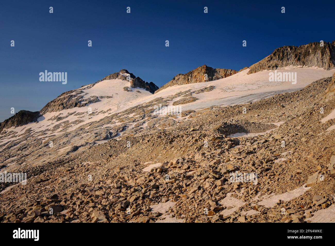 Aneto glacier and peak, viewed from Portillón Superior (Benasque Valley ...