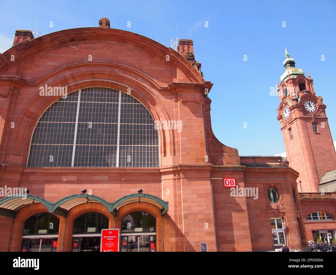 Deutsche bahn railway station clock hi-res stock photography and images ...