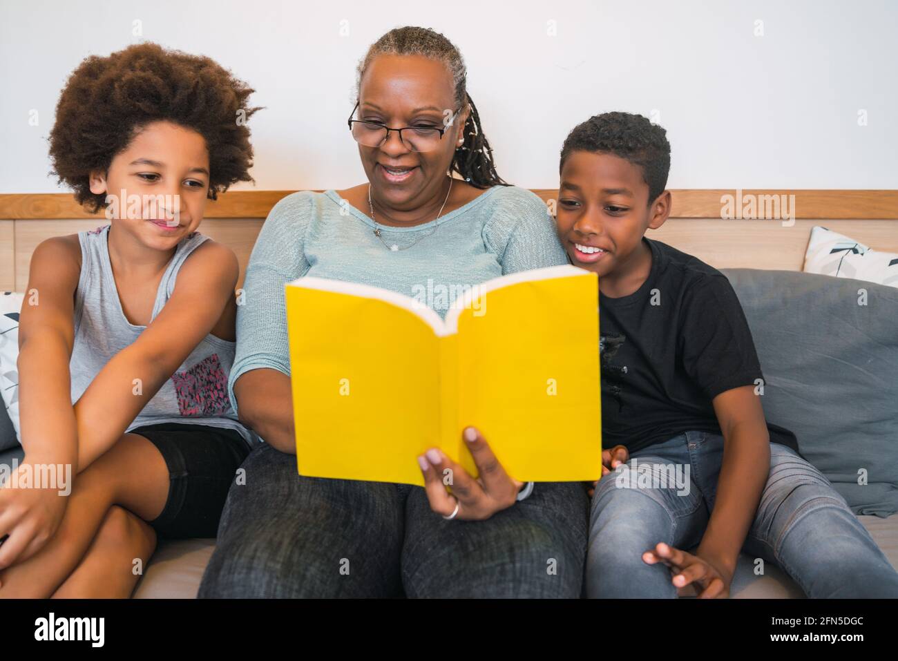 Grandmother reading a book to grandchildren Stock Photo - Alamy