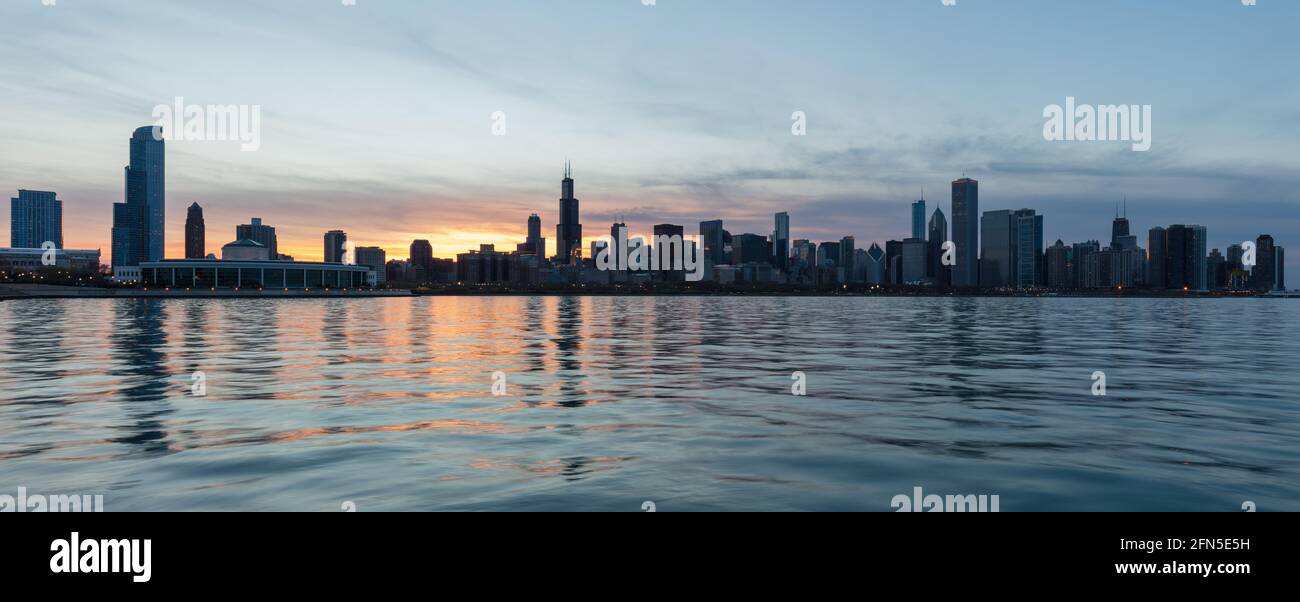 Chicago city skyline silhouette hi-res stock photography and images - Alamy