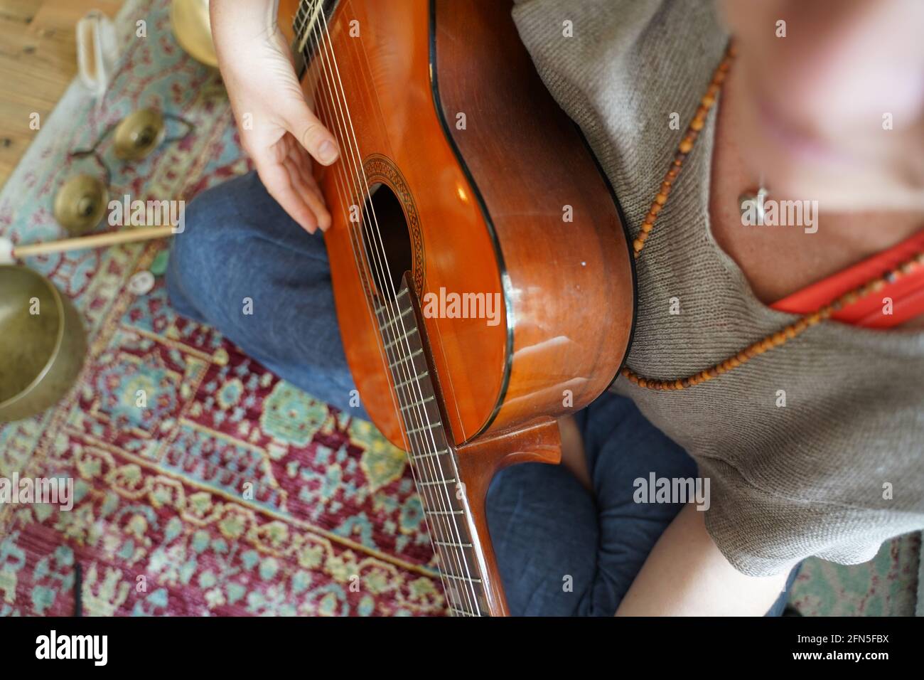 Guitar pose hi-res stock photography and images - Alamy